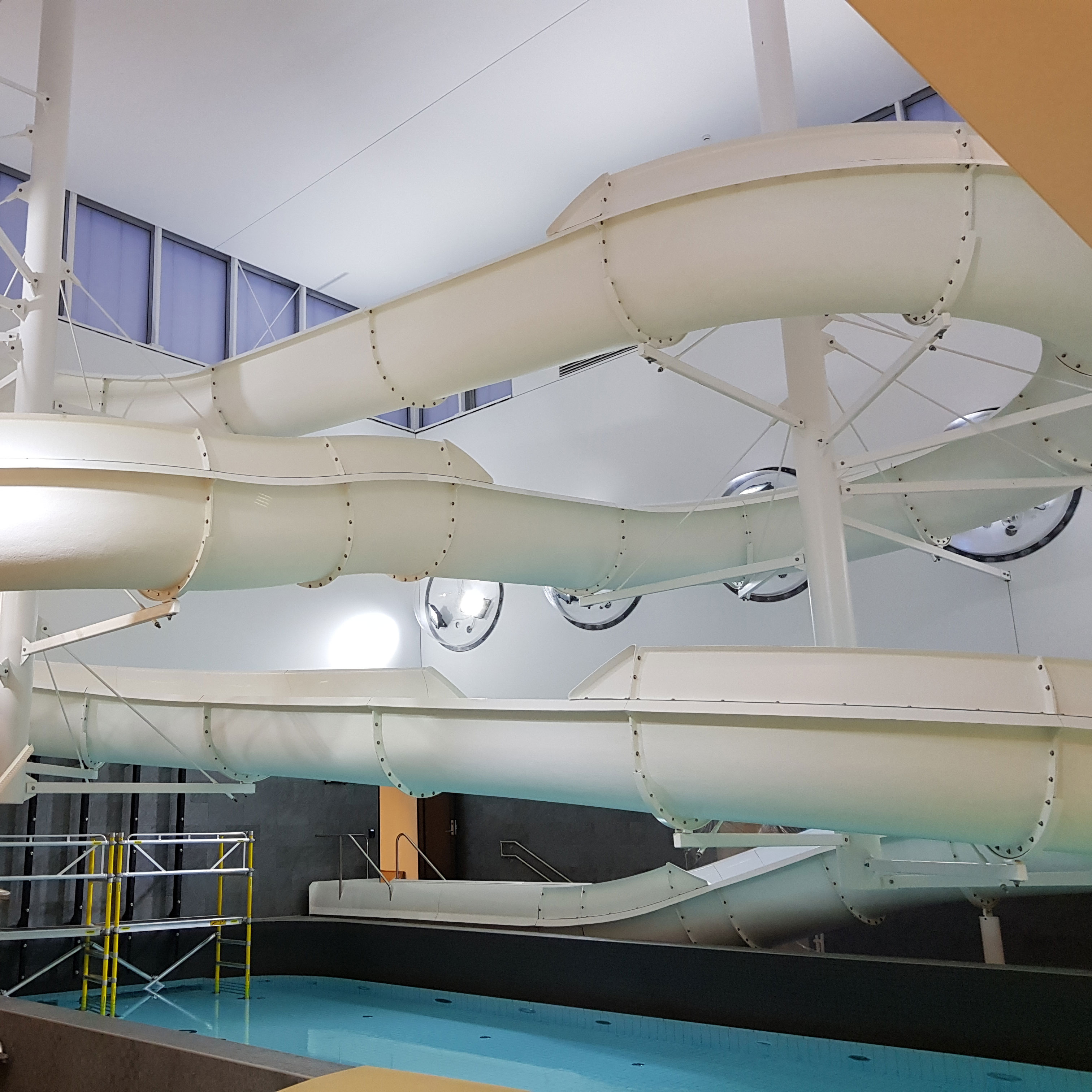 Bassengutstyr til svømmehaller